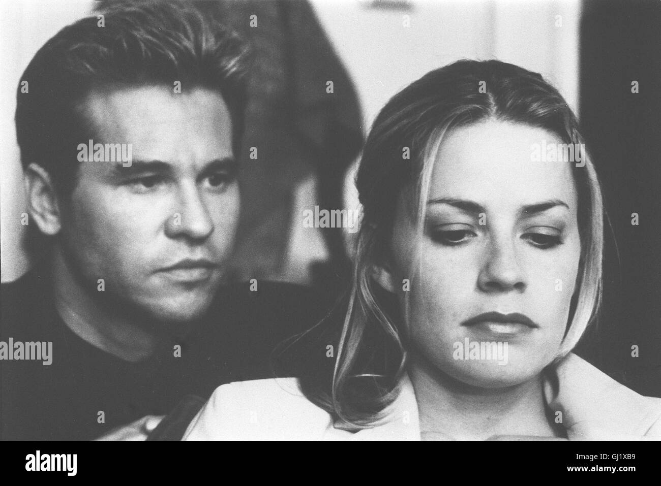 Val kilmer et elisabeth shue dans le saint Banque d'images noir et blanc - Alamy