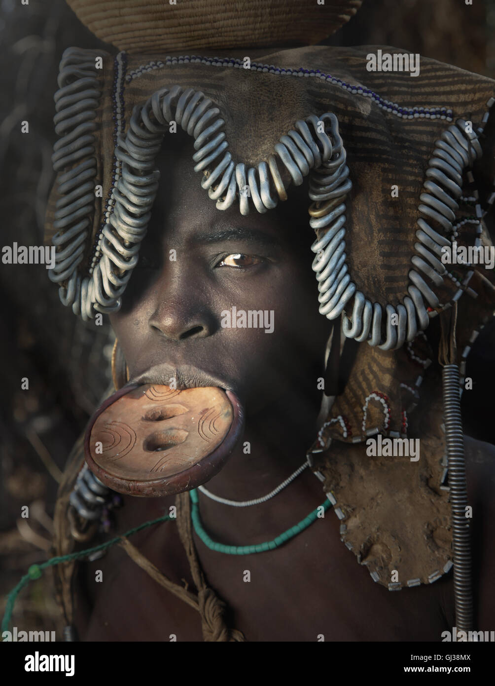 Femme de la tribu Mursi avec disque dans sa lèvre inférieure, vallée de ...