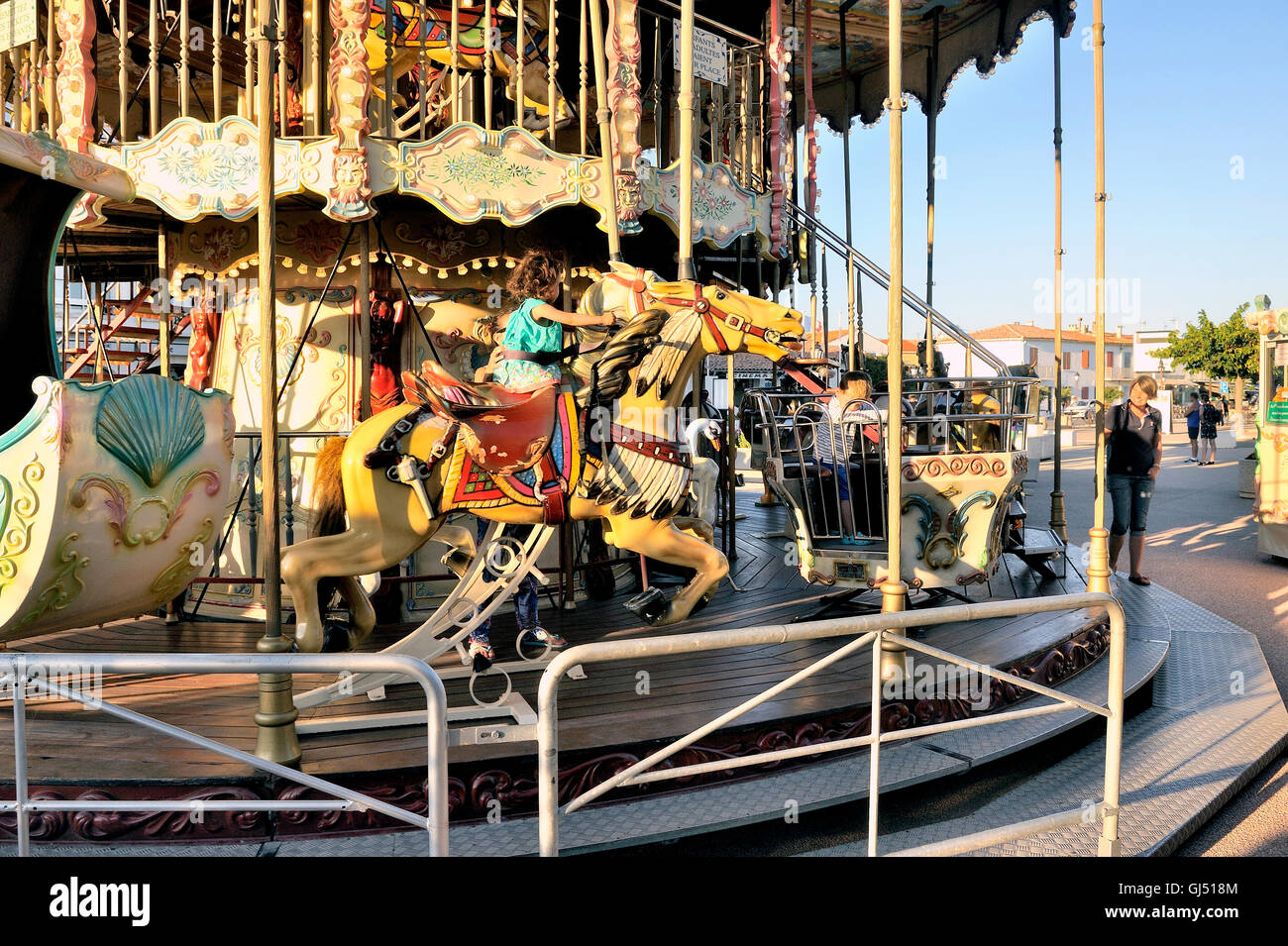 Carrousel de chevaux de bois décoration typique Camargue Saintes-Maries ...