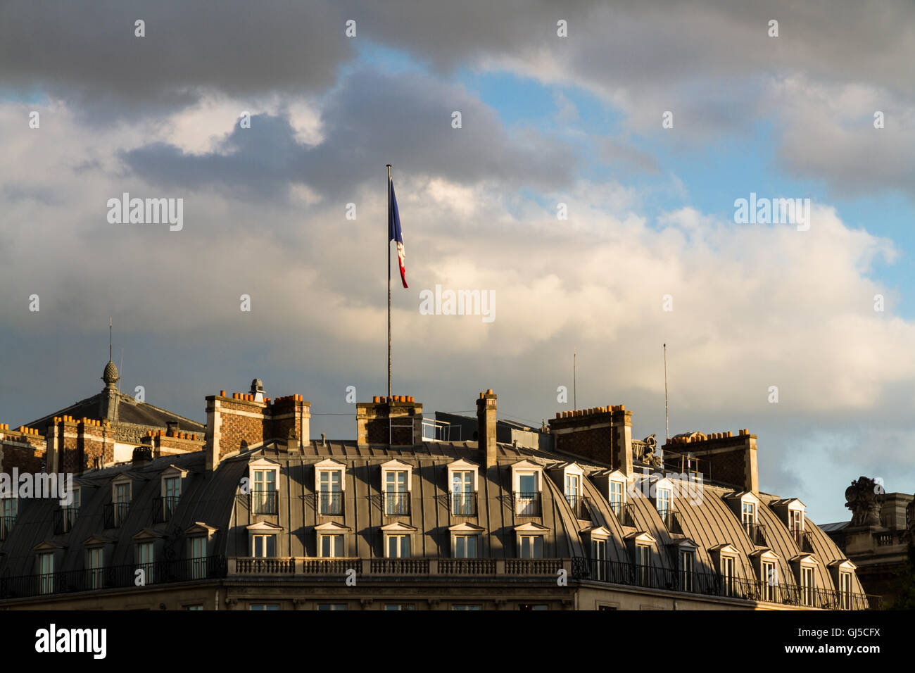 Rouge, Blanc et bleu du drapeau français sur le monument de Paris ...
