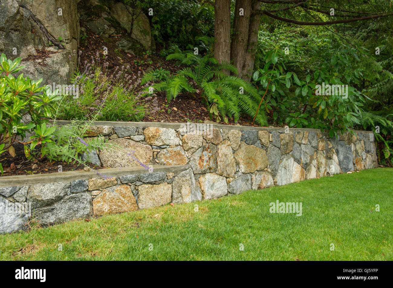 Mur de soutènement en pierre construit de roche Photo Stock - Alamy