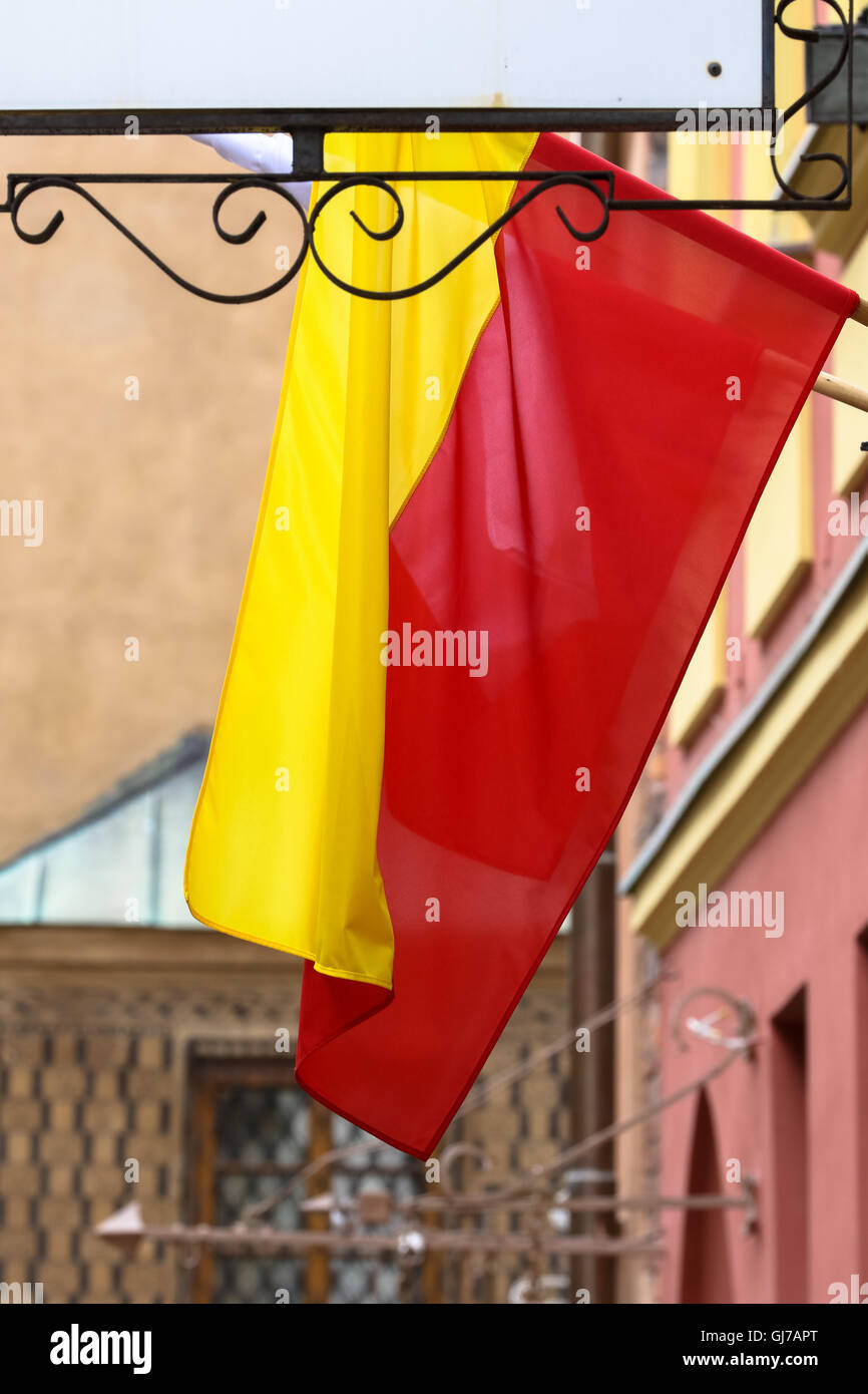 Drapeau rouge et jaune Banque de photographies et d’images à haute ...