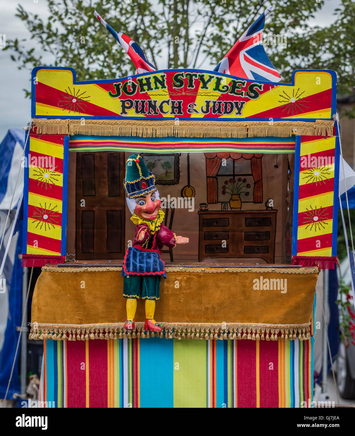 Version complète du corps de la marionnette Mr Punch devant un stand de ...