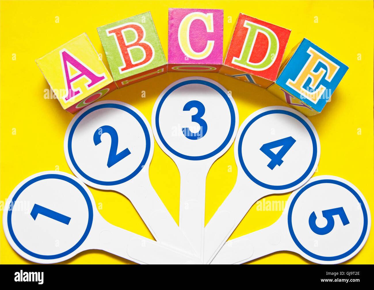 Lettres et chiffres de l'alphabet en plastique Banque de photographies ...