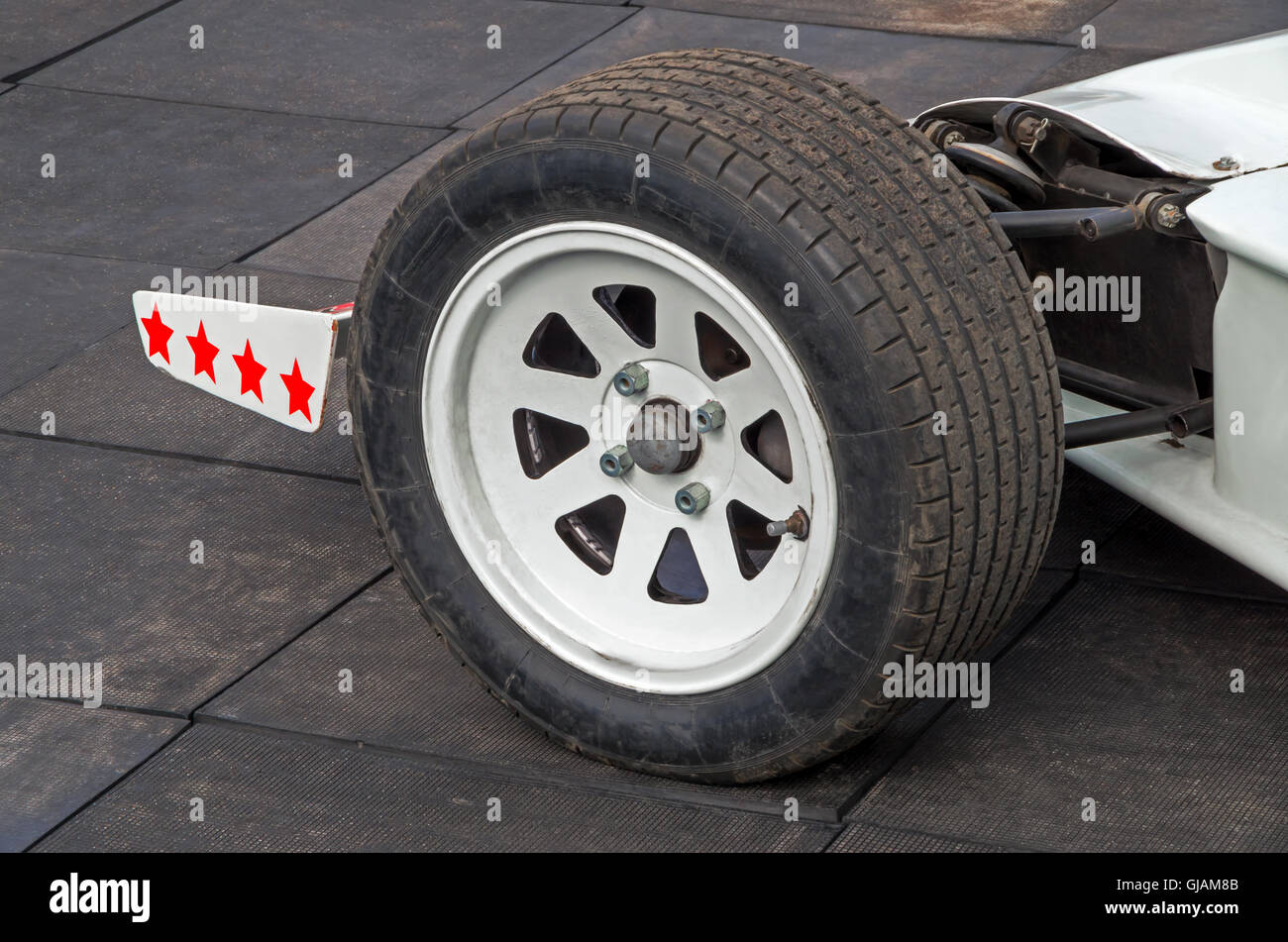 Le chariot avant d'une voiture de course avant l'exécution de test ...