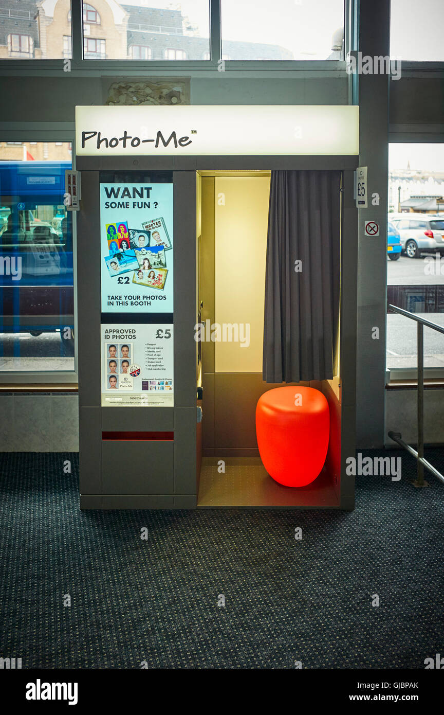 Photo-Me Photo Booth pour les photos de passeport Photo Stock - Alamy