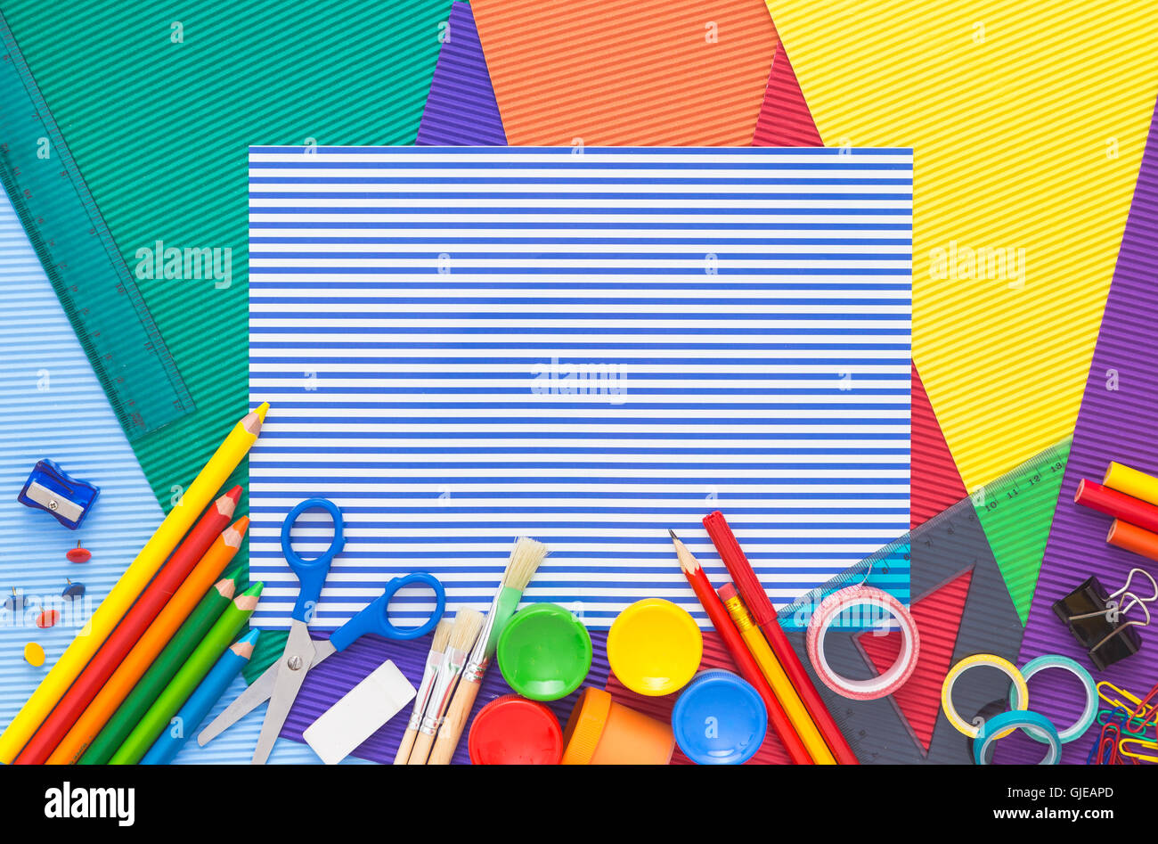 Composition colorée de fournitures scolaires : crayons, marqueurs ...