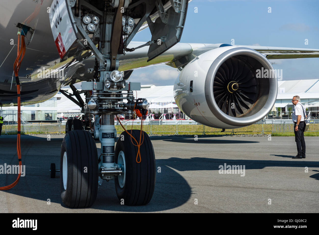 Train d'atterrissage avant et Rolls-Royce turbofan 900 Tendance de la ...
