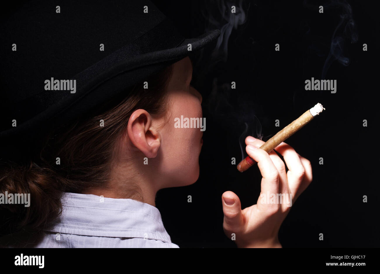 Femme qui fume ombre Banque de photographies et d’images à haute ...