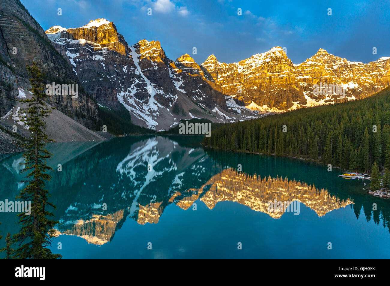 Le lever du soleil sur le lac Moraine, Rocheuses, Banff National Park, Alberta, Canada Photo ...