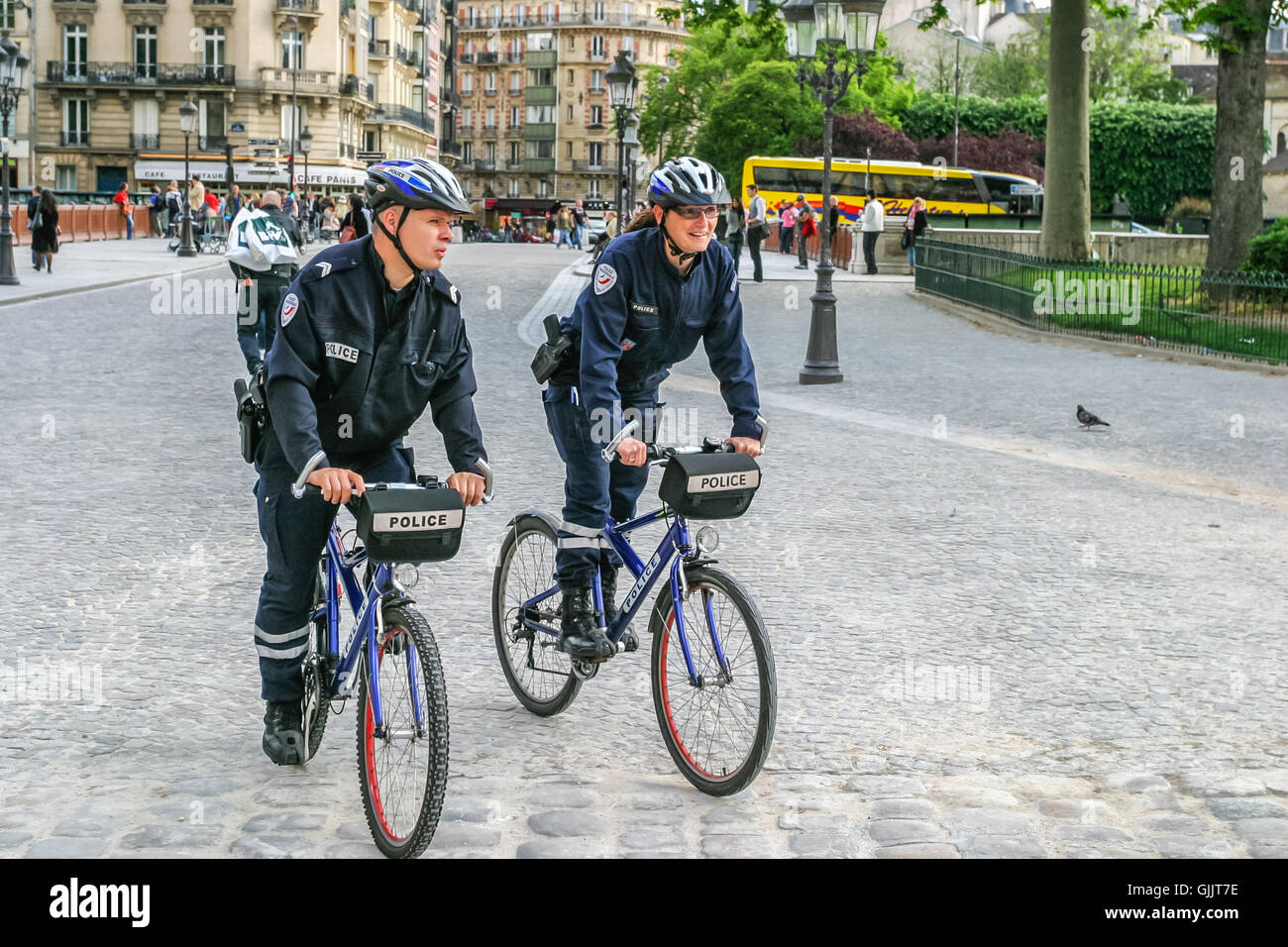 Les officiers de police sur les bicyclettes, PARIS,FRANCE - circa 2009 ...