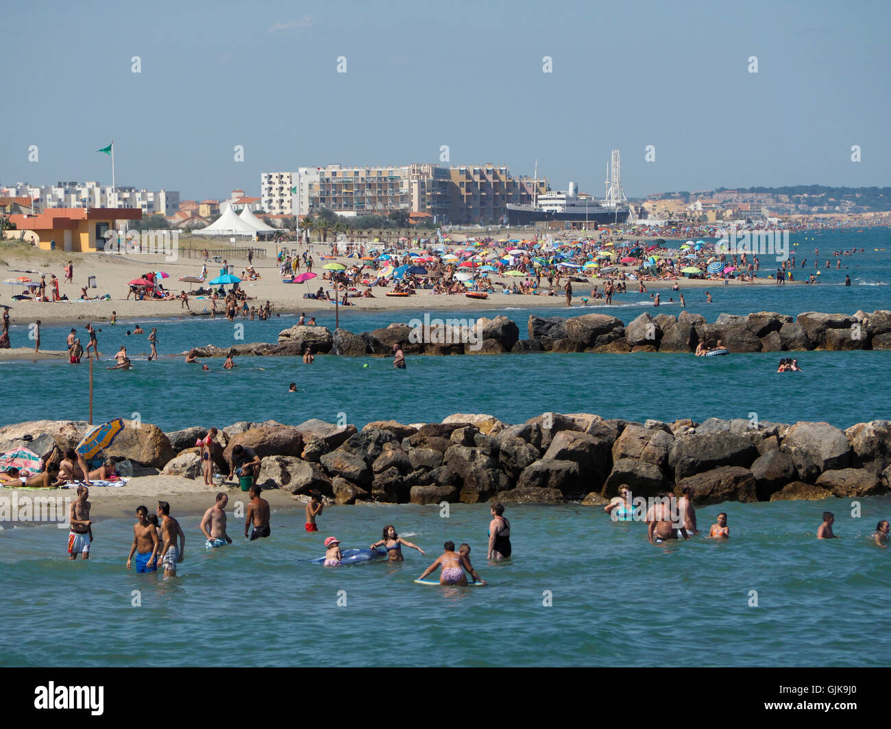 La côte de l'hôtel Le Barcarès avec beaucoup de gens profiter de la mer ...