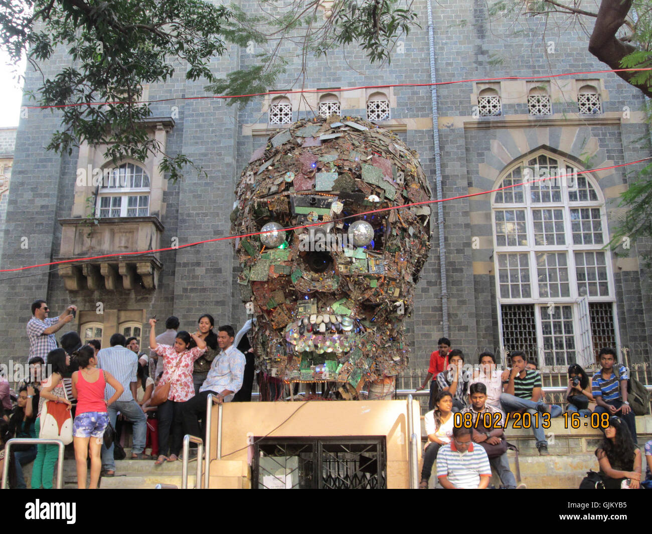 Le *Electronic Waste Monster* est une installation artistique présentée ...