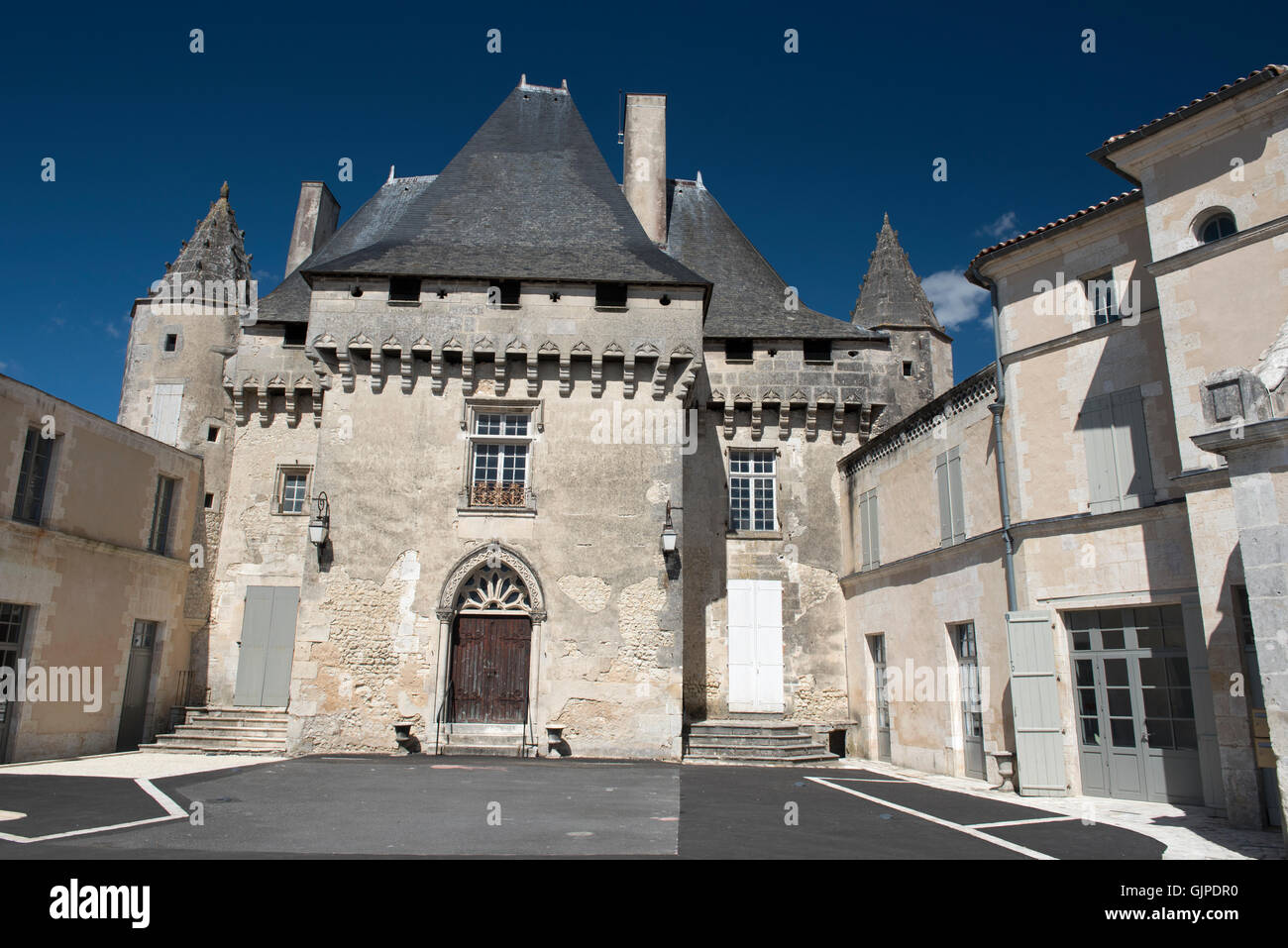 Chateau de barbezieux saint hilaire Banque de photographies et d’images ...