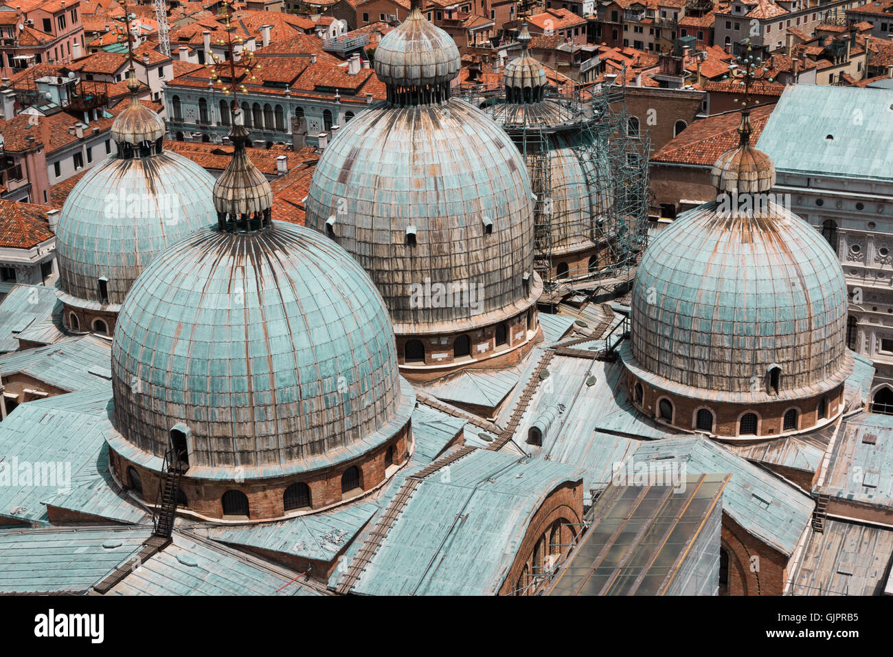 Vue aérienne de toit en dôme de la cathédrale et Maisons à Venise ...