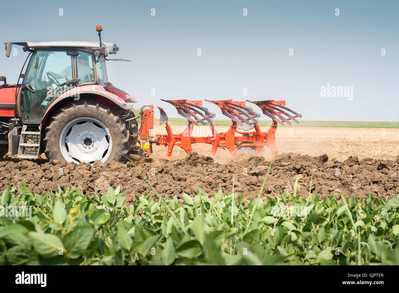 Tracteur labourant Banque de photographies et d’images à haute ...