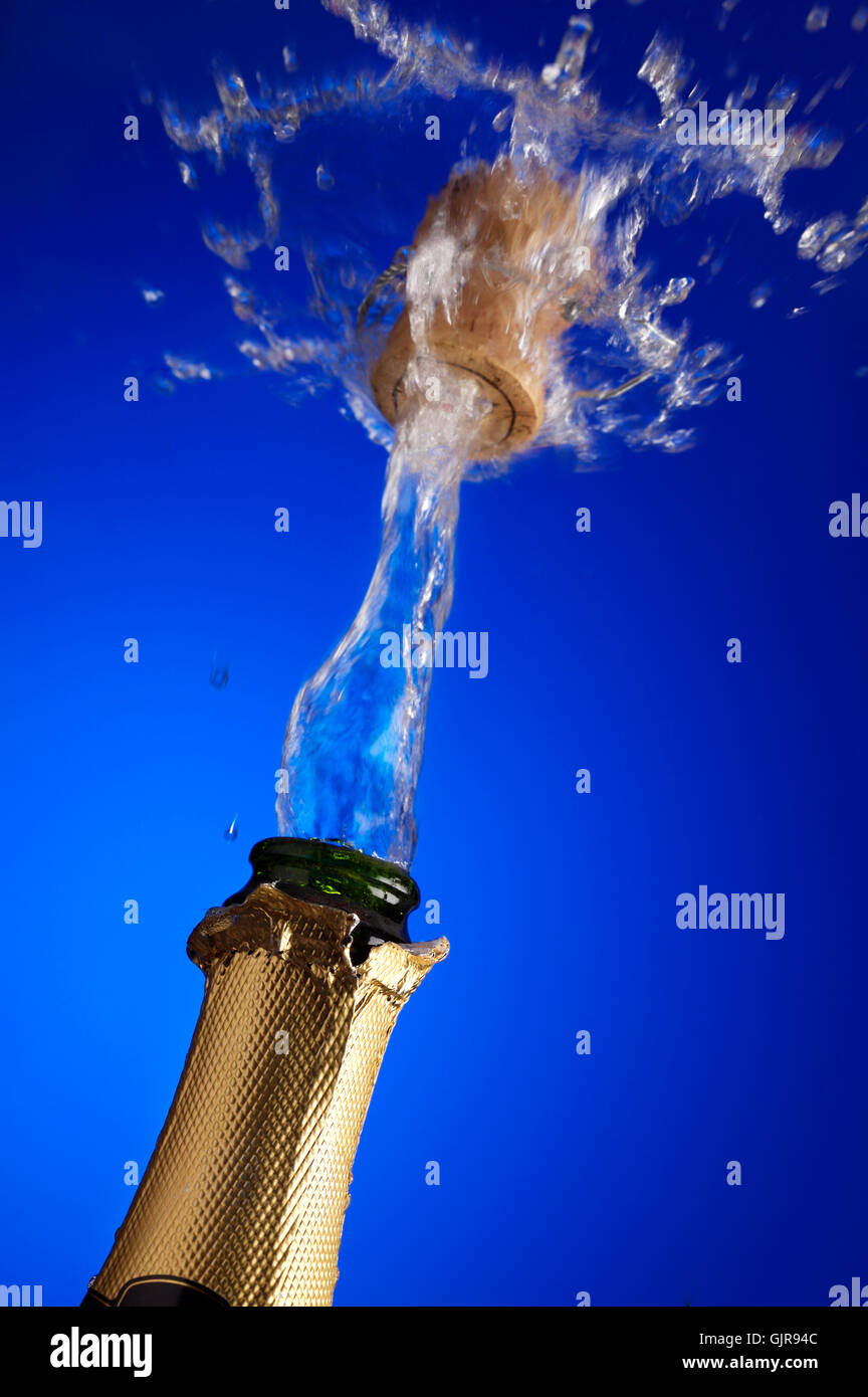 Close up explosion champagne bottle cork Banque de photographies et d ...