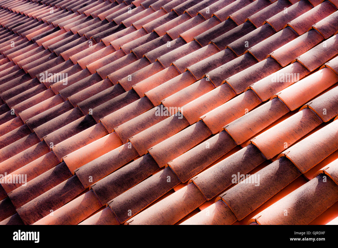 Toiture en tuiles terre cuite en terre cuite Banque de photographies et ...