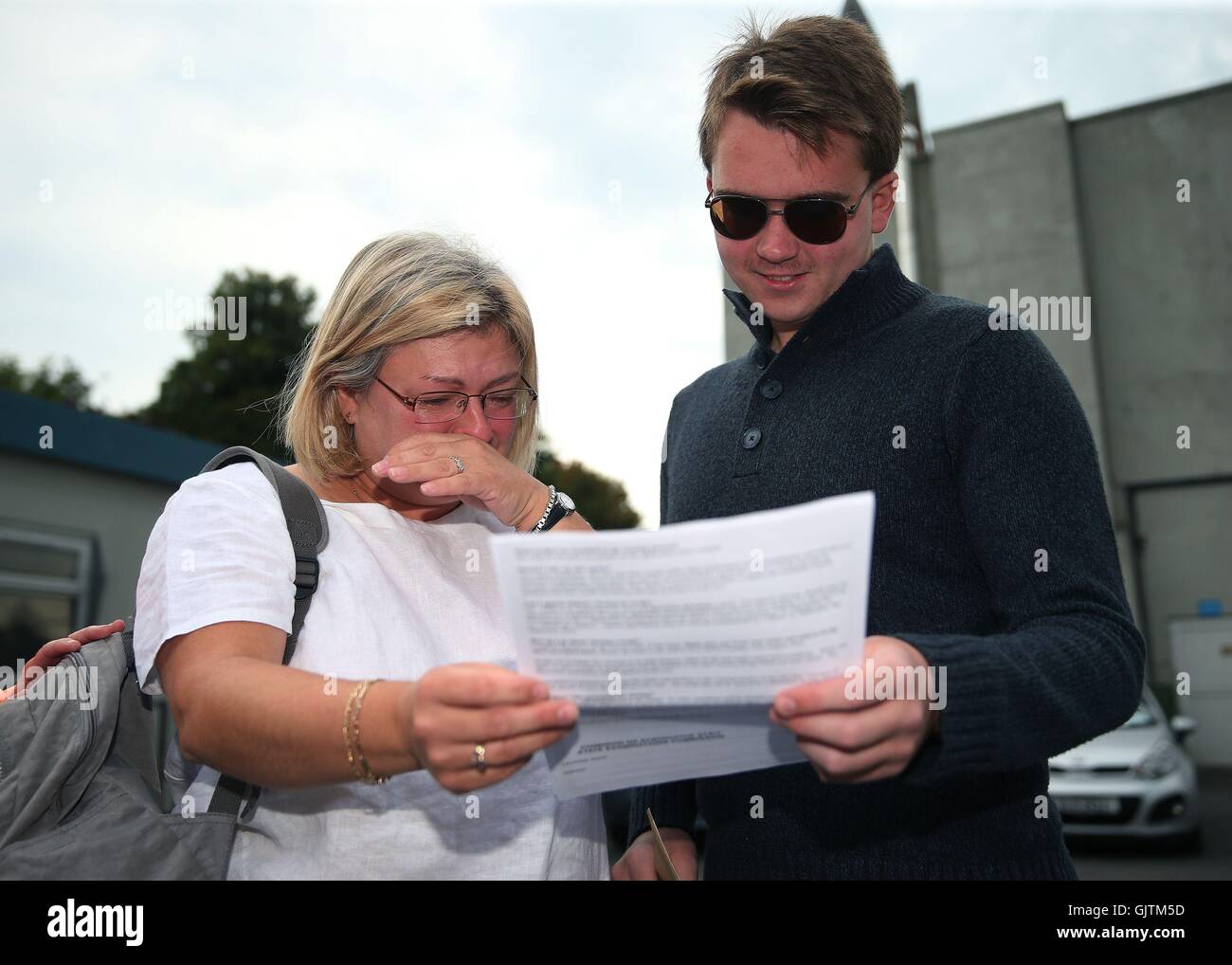 Sean Conlan avec sa mère Irene Conlan après avoir recueilli ses ...