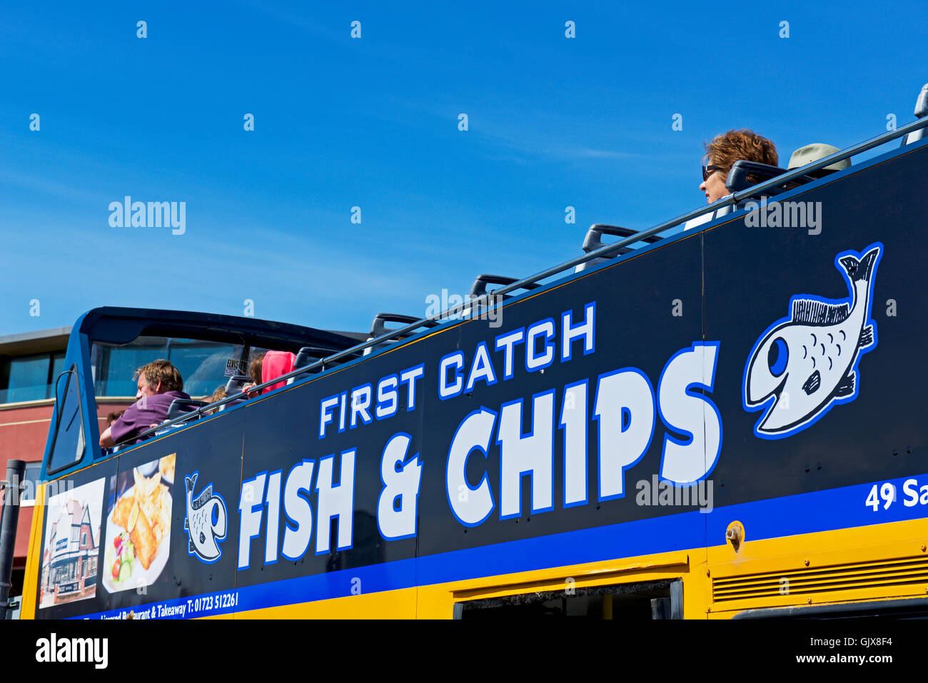 Bus panoramique première publicité prendre du poisson et frites Photo ...