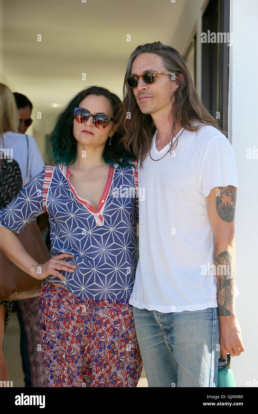 Brandon Boyd vu posant à côté de son oeuvre au Paradise House magazine ...