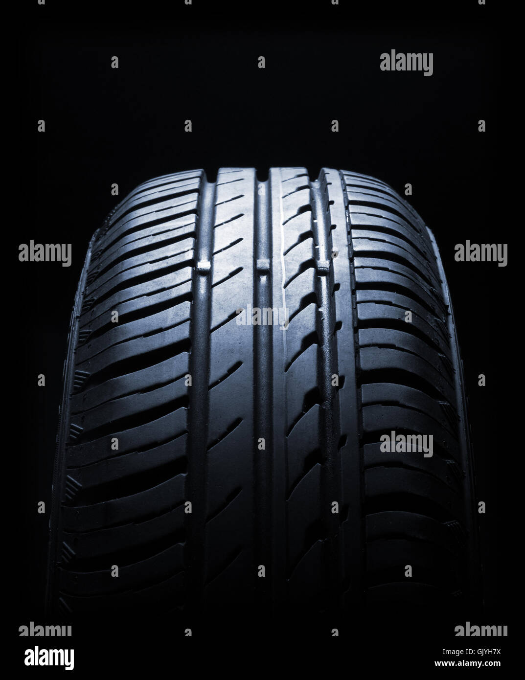 Pneu de voiture Banque de photographies et d’images à haute résolution ...