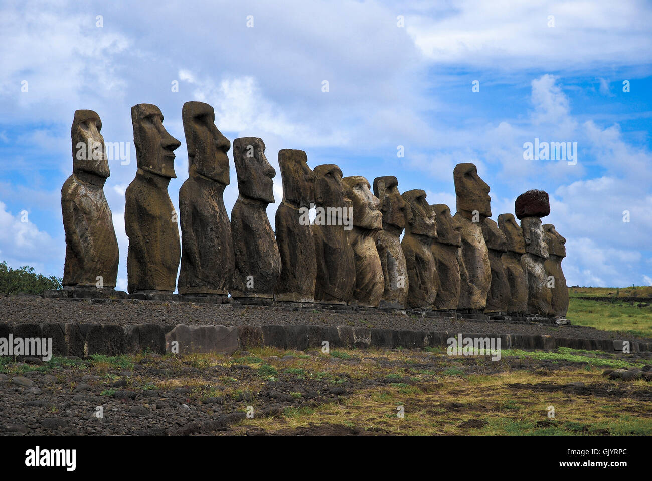 Moai top knot ahu tongariki Banque de photographies et d’images à haute ...