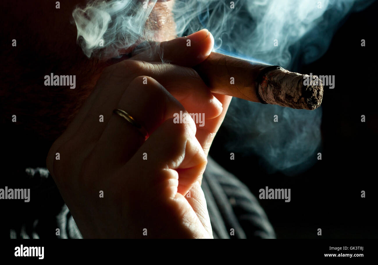 Cigar smoke Banque de photographies et d’images à haute résolution - Alamy