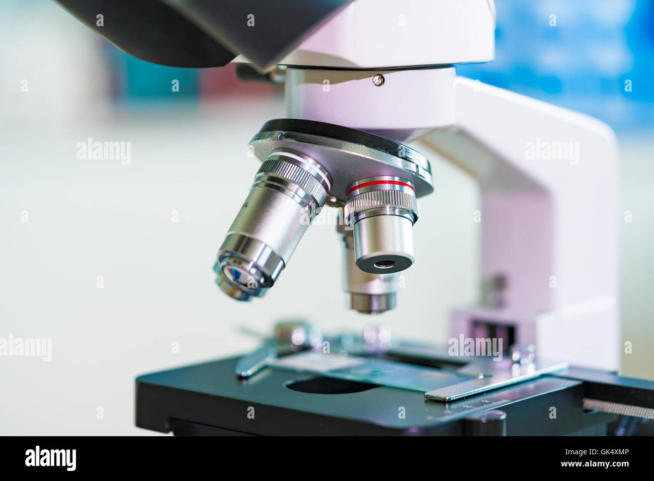 Lentille de microscope binoculaire scientifique Photo Stock - Alamy