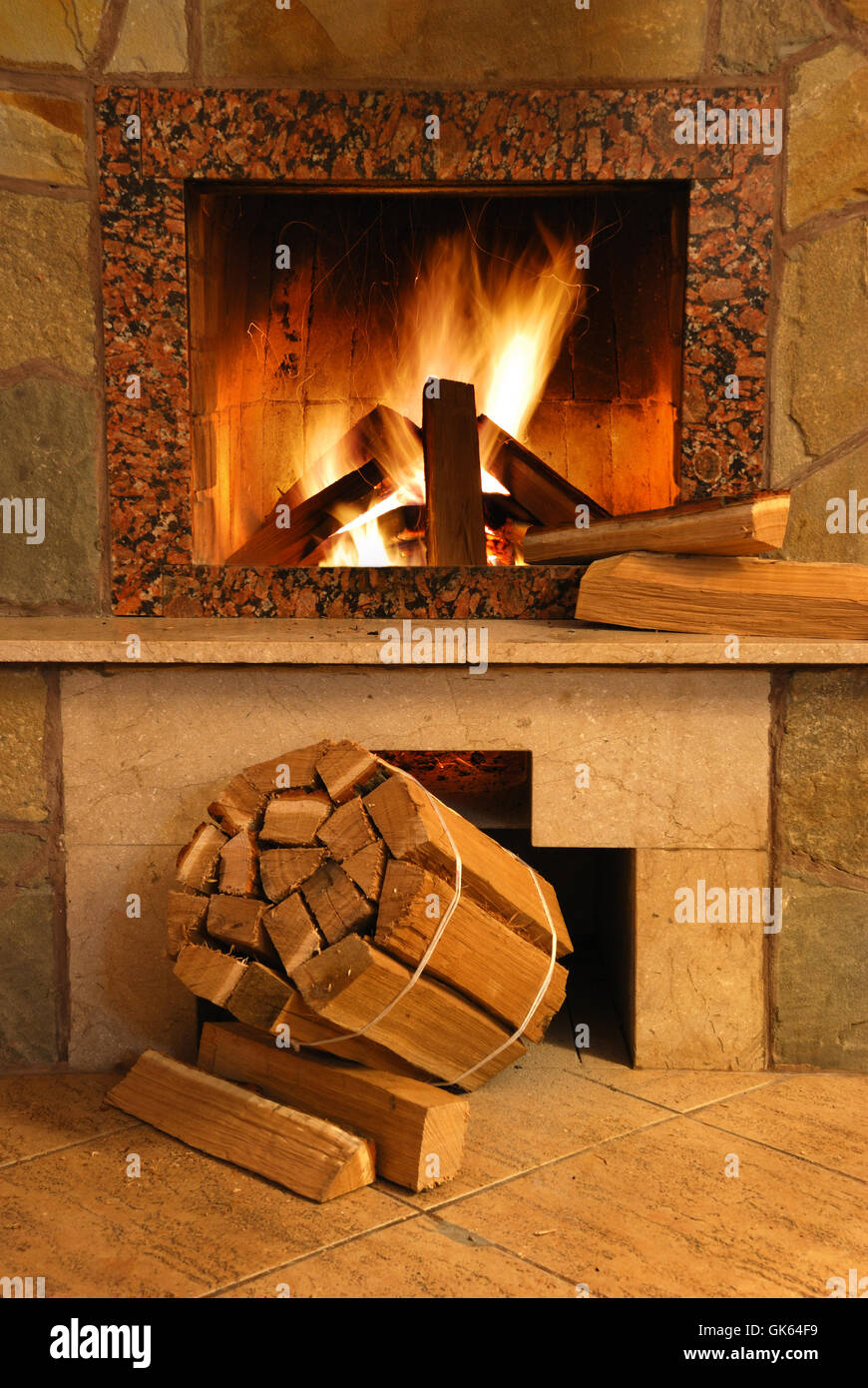 Burning cottage fireplace interior Banque de photographies et d’images ...