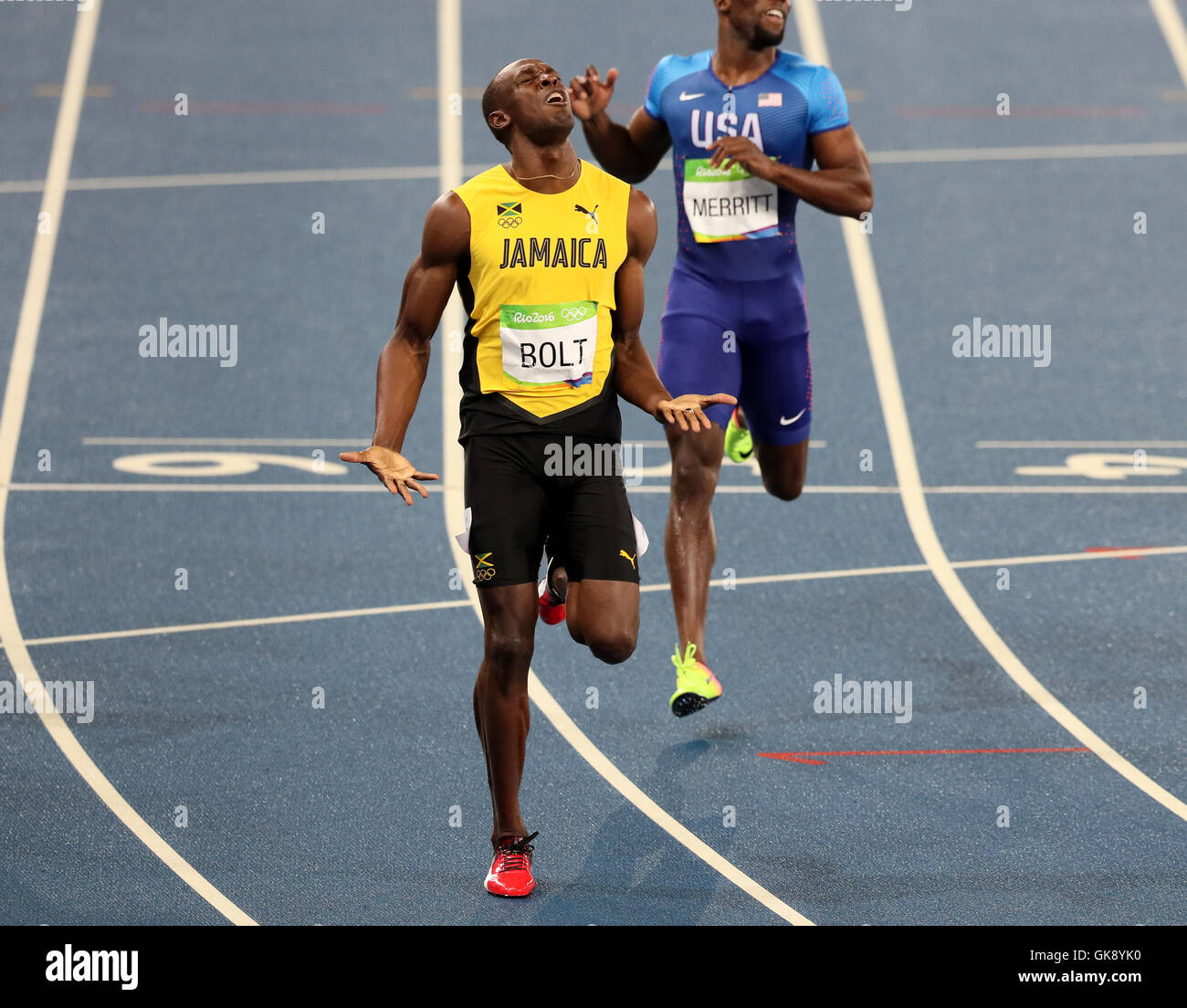 Usain Bolt de la Jamaïque célèbre remportant la finale du 200 mètres ...