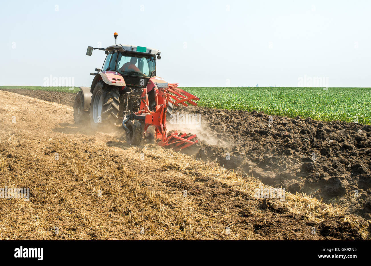 Tracteur labourant Banque de photographies et d’images à haute ...