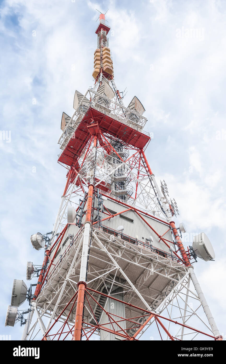Les antennes de télévision du mât de télécommunication technologie sans ...