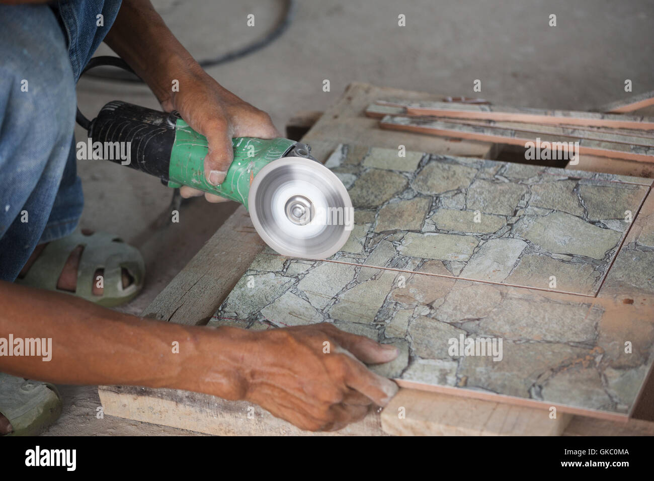 à l'aide d'une meule portable Banque de photographies et d’images à ...