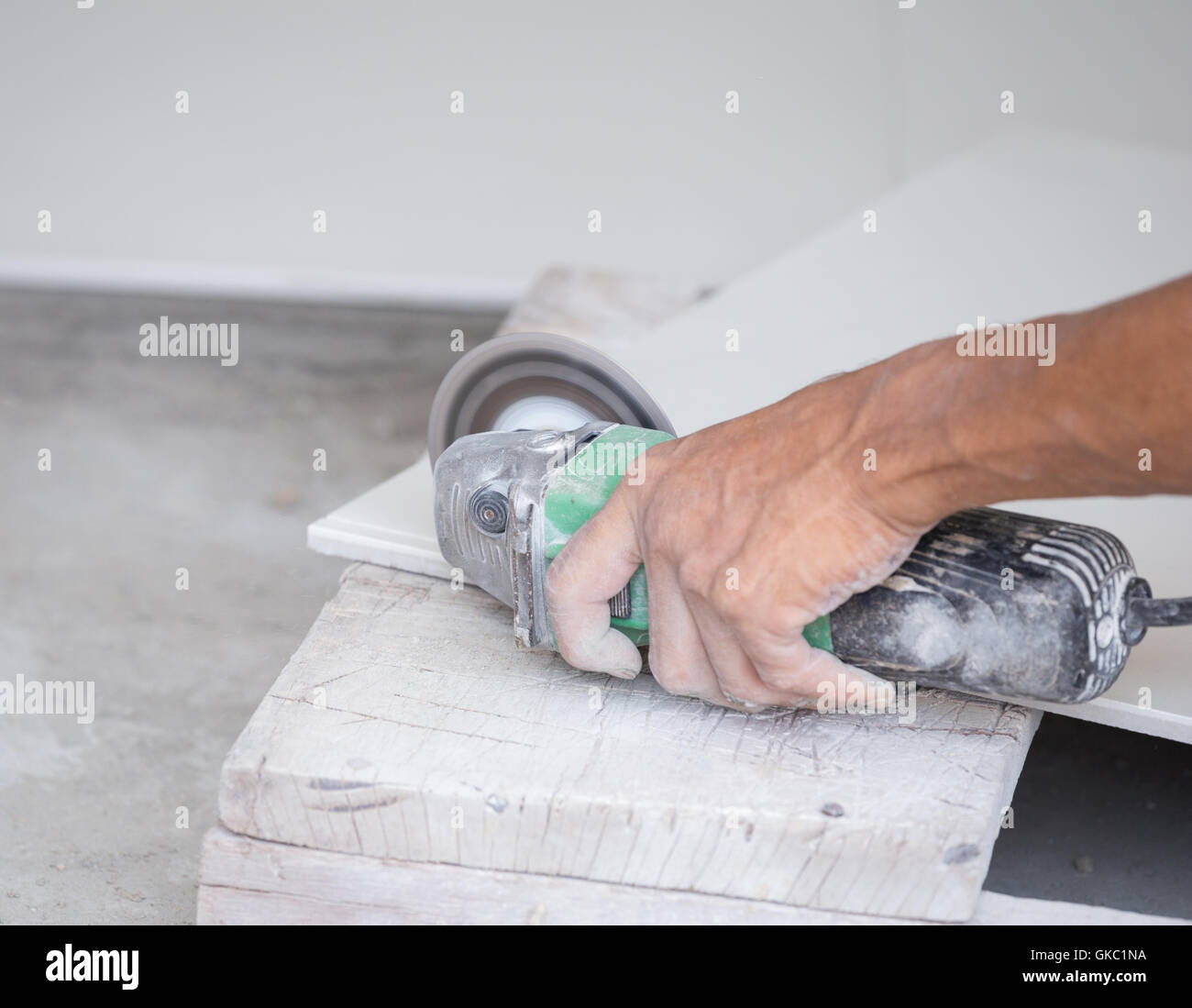 à l'aide d'une meule portable Banque de photographies et d’images à ...