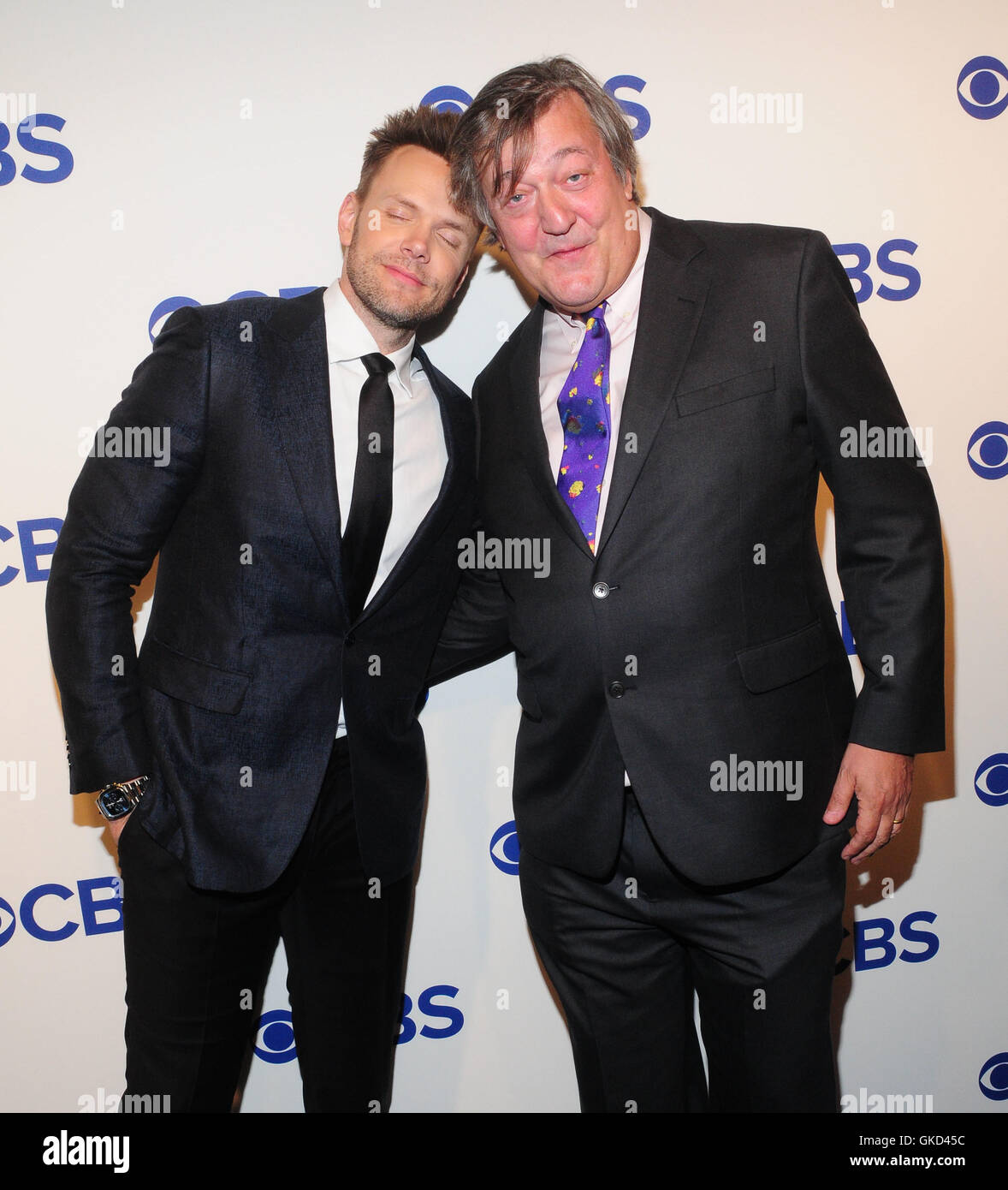 BS 016 au départ Plaza - Arrivées avec : Joel McHale, Stephen Fry Où ...