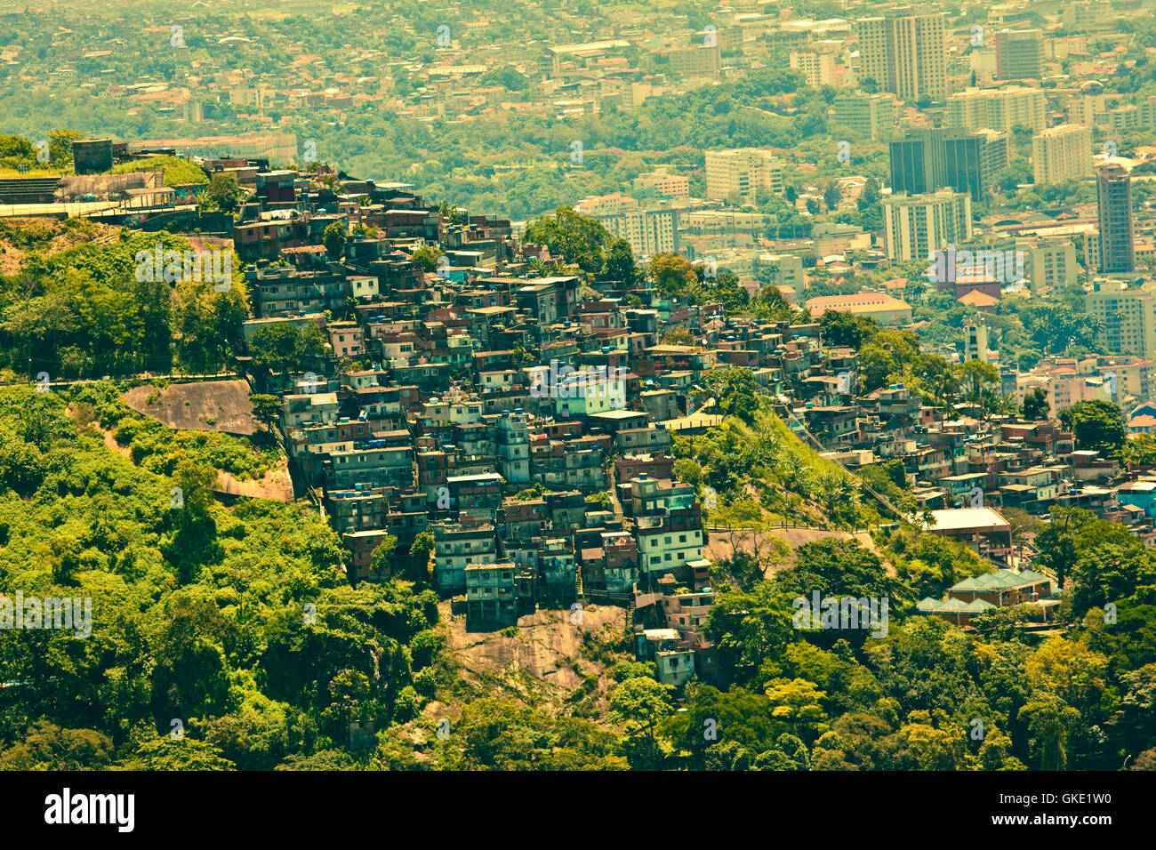 Rio de janeiro contraste bidonville de favela Banque de photographies ...