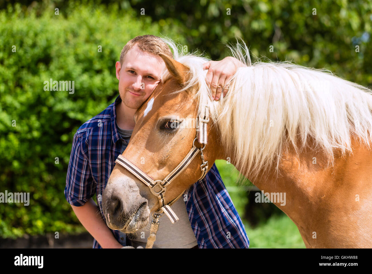 Homme souriant au cheval Banque de photographies et d’images à haute ...