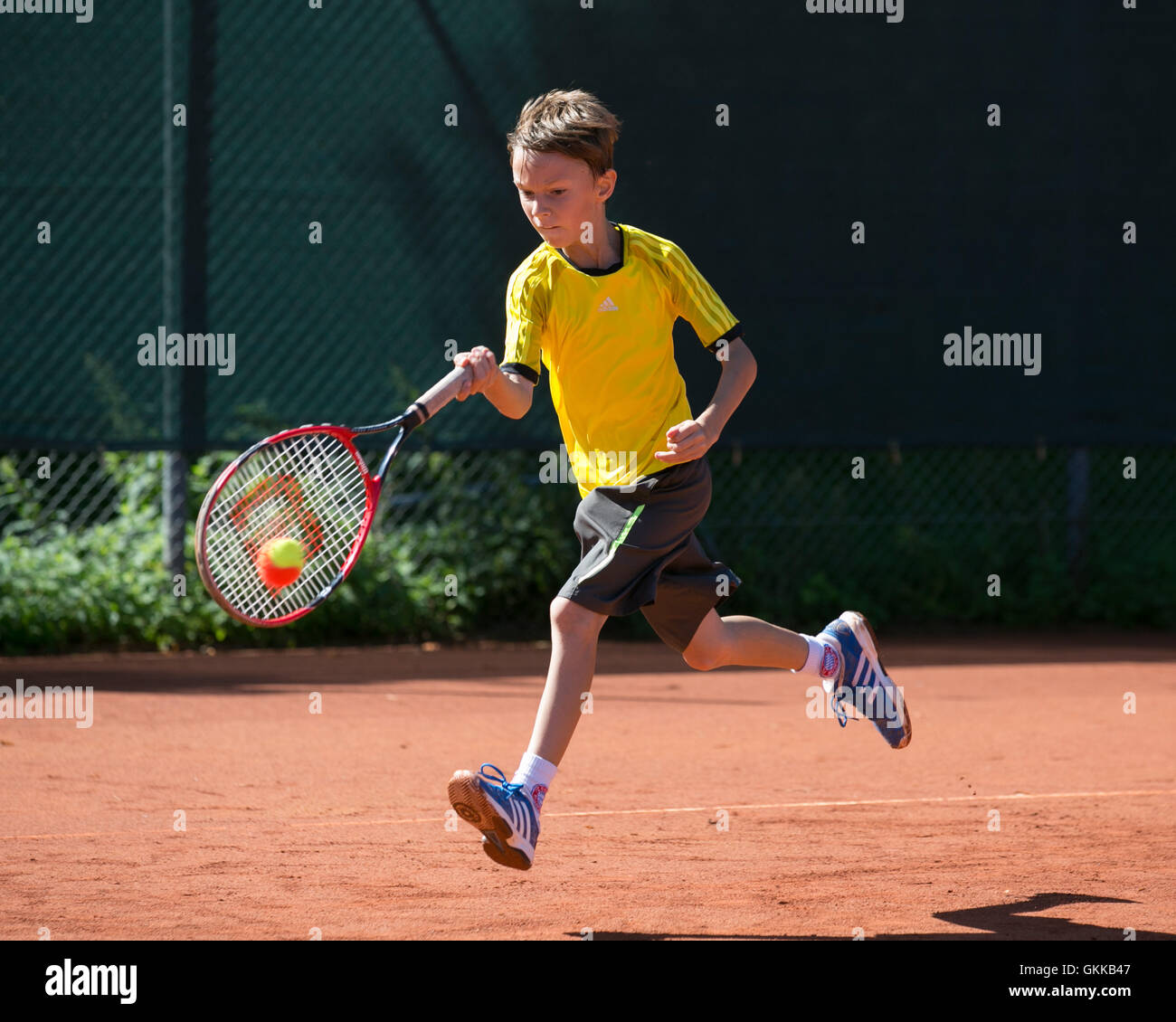 Sport tennis action enfant garçon Banque de photographies et d’images à ...