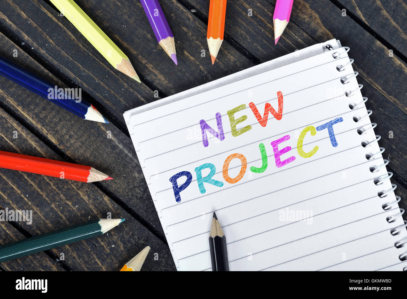 Nouveau projet de texte sur le bloc-notes et crayons de couleur Photo ...