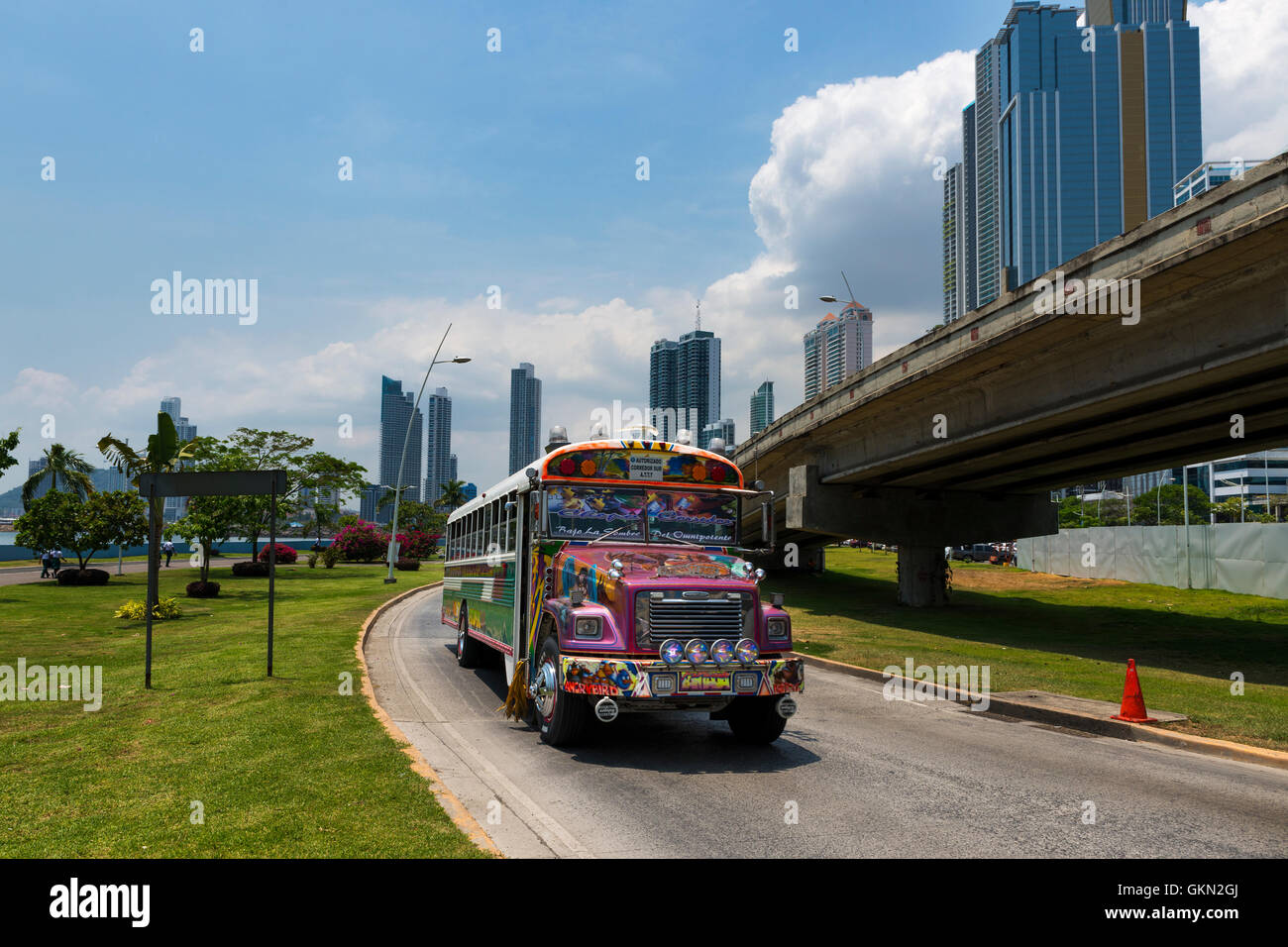 La ville de Panama, Panama - Mars 17, 2014 : Red Devil Bus (Diablo Rojo ...