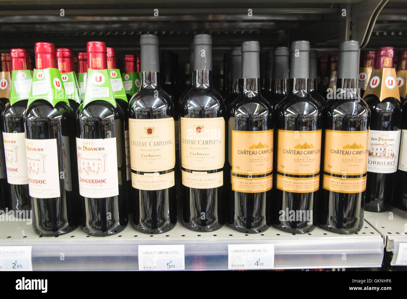 Présentoir de rayon de vin de supermarché Banque de photographies et d ...