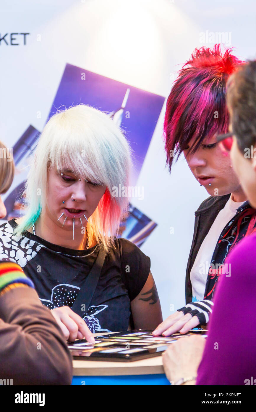 Femme avec des piercings au visage à travers les tiges labret piercing ...