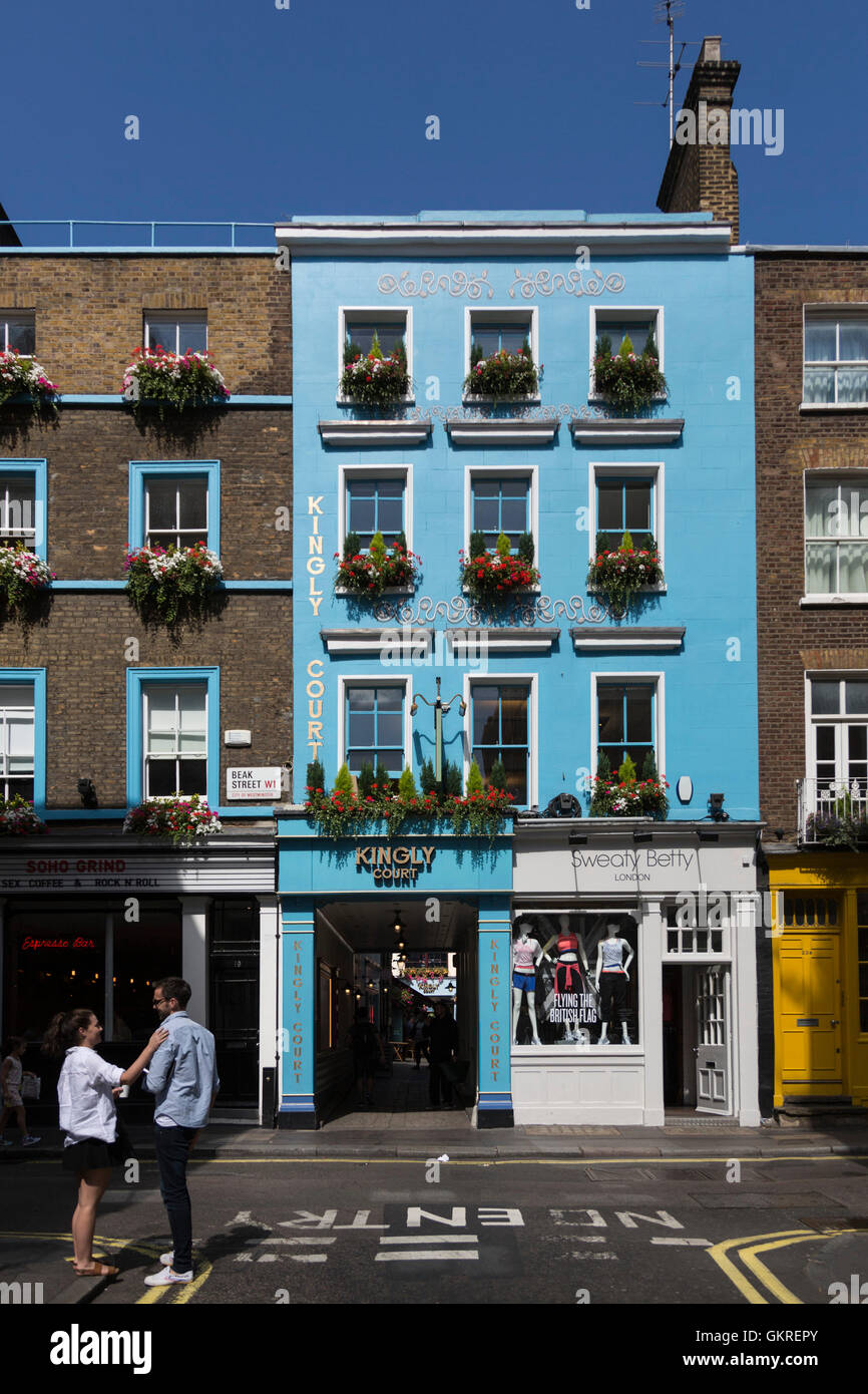 Scène de rue de Soho à l'extérieur de la Cour royale, vue de la rue ...