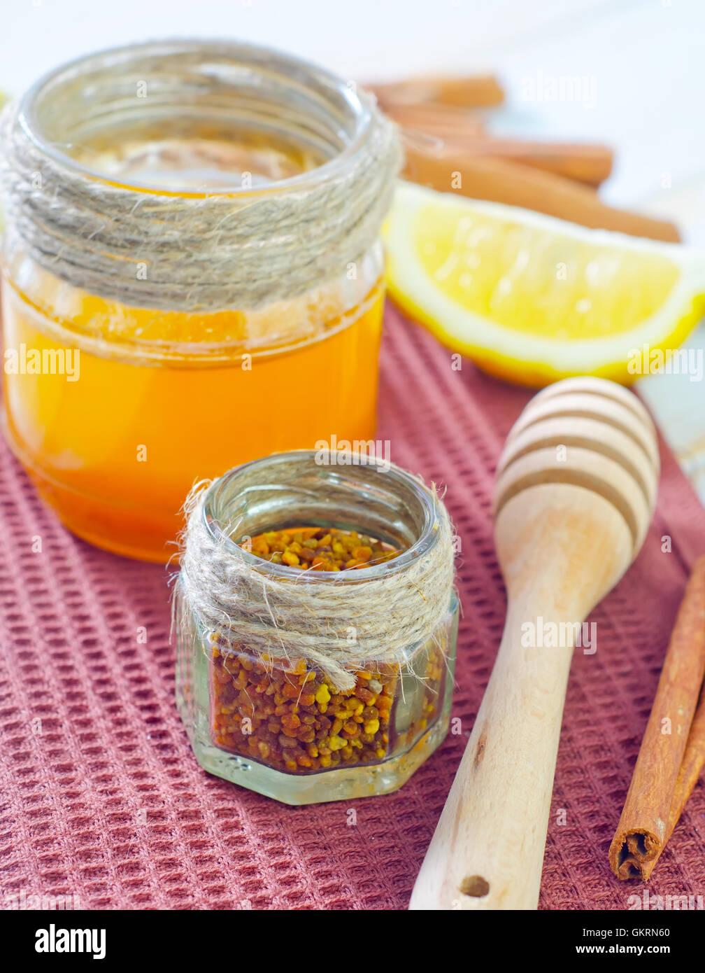 Manger du miel et du sirop Banque de photographies et d’images à haute ...