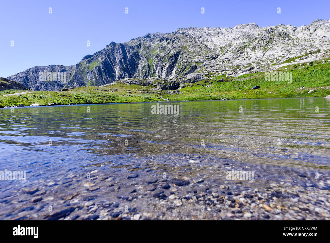 Lac au col du Gothard, sur les Alpes Suisses Photo Stock - Alamy