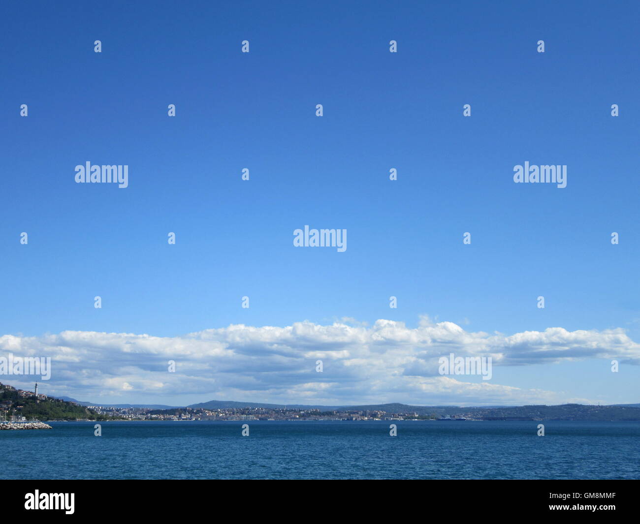 Collines de la mer et ciel nuageux Banque de photographies et d’images ...