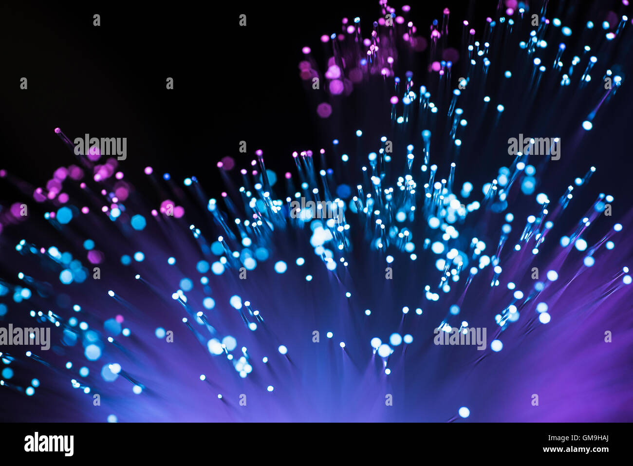 Fiber optic cables Banque de photographies et d’images à haute ...