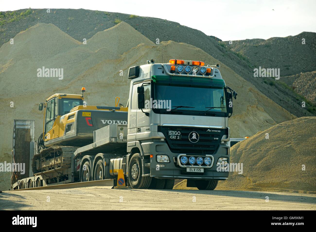 Mercedes Actros V8 avec un scanner à plat remorque transportant une ...