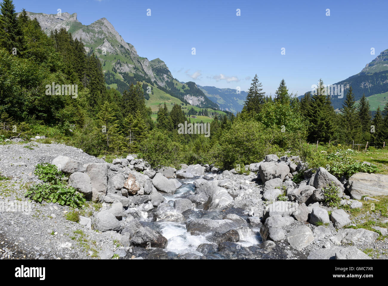 Paysage de montagne avec une rivière Banque de photographies et d ...